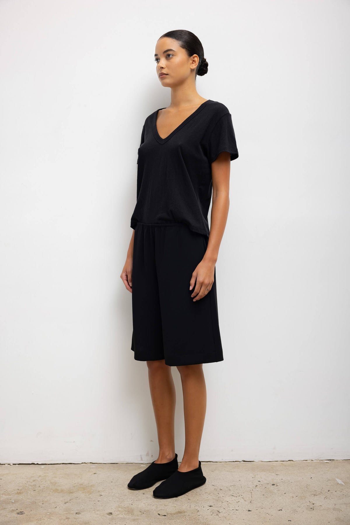 LESET Laura V Neck Tee in Black in Cotton