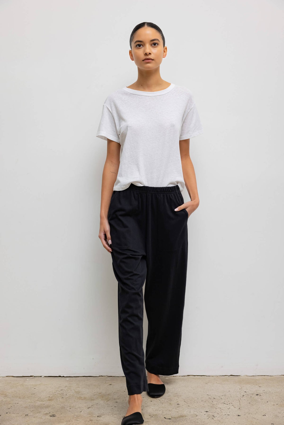 LESET Margo Tapered Pocket Pant in Black in Cotton