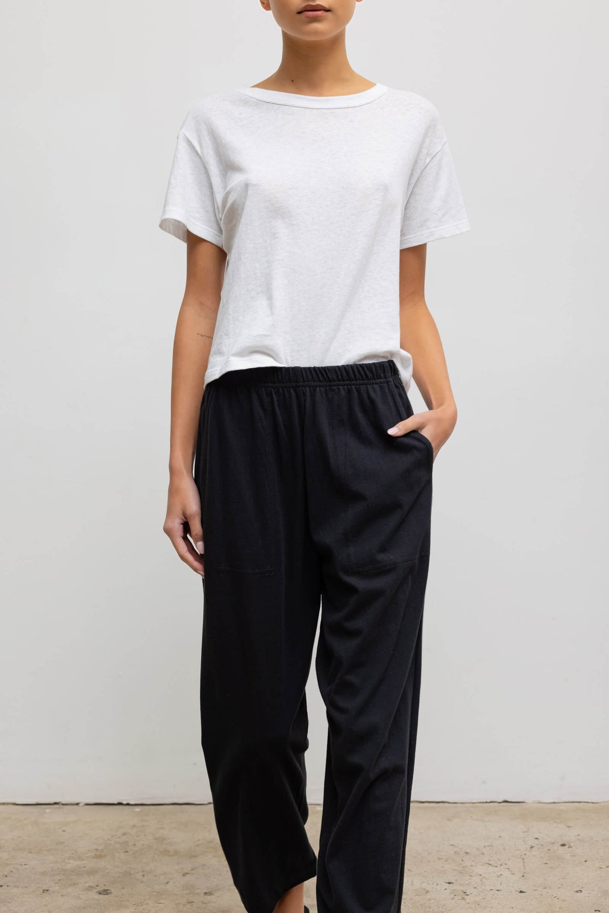 LESET Margo Tapered Pocket Pant in Black in Cotton
